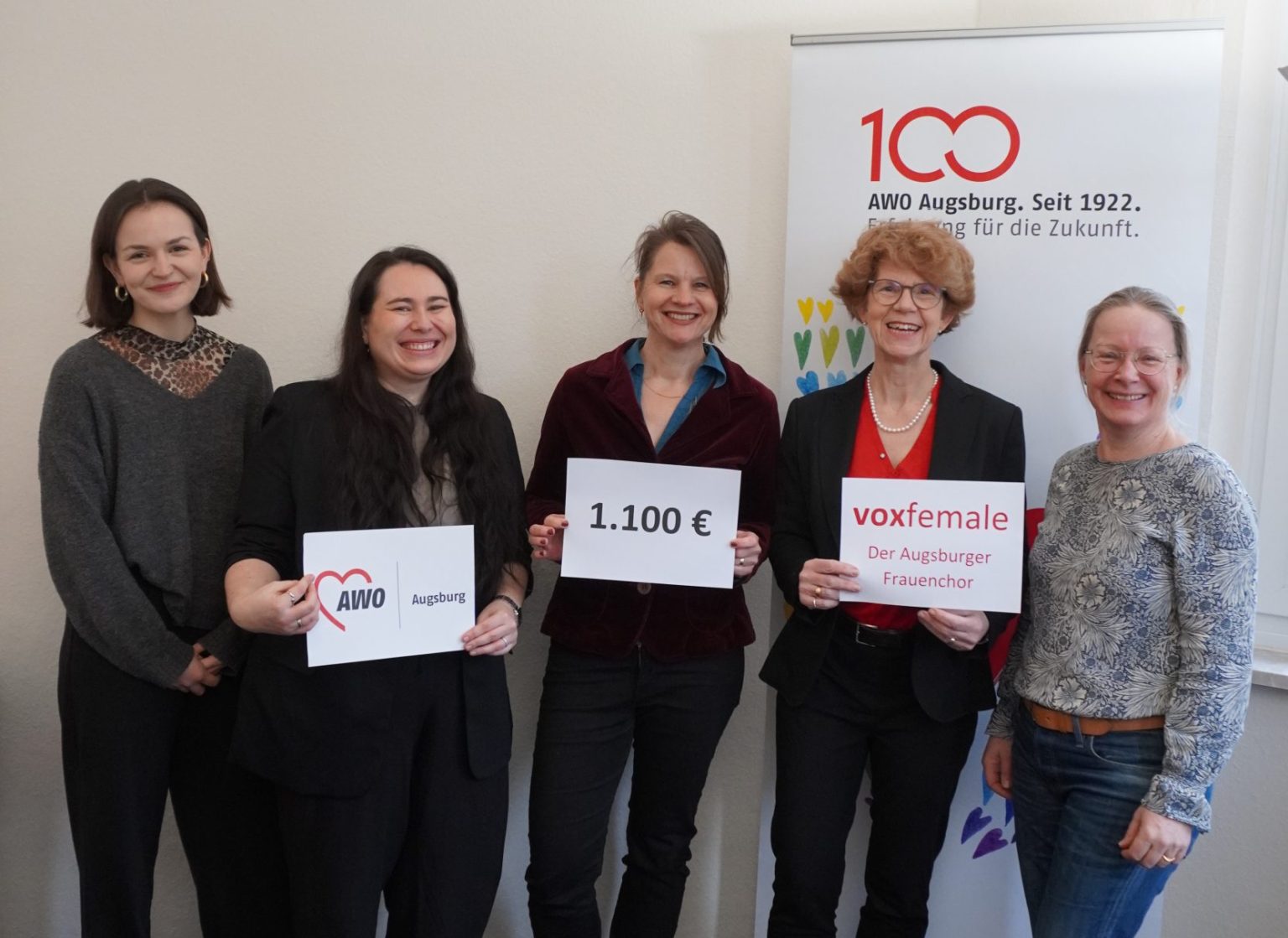 Der Augsburger Frauenchor vox female spendet 1.100 € an das Frauenhaus ...